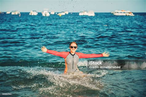 바다에서 즐거운 시간을 보내는 어린 십대 소녀 안전하지 않은 수영복을 입고 아이들과 함께 여름 방학 팔을 크게 벌려 가족에 대한 스톡 사진 및 기타 이미지 Istock