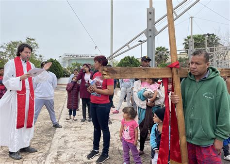 Migrantes A La Orilla Del R O Bravo Participaron En V A Crucis Esperando Cruzar La Frontera