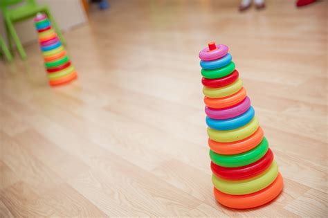 상단에 광대 머리와 컬러 나무 반지에서 피라미드 빌드 아기와 유아를위한 장난감은 즐겁게 기계적 기술과 색상을 배울 수 있습니다 개념에 대한 스톡 사진 및 기타 이미지