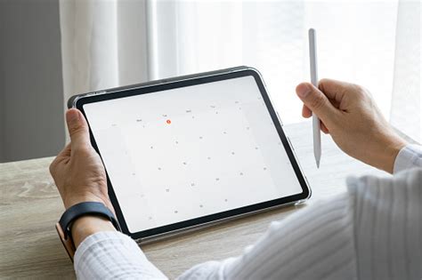 흰색 화면과 빈 물건이 있는 태블릿을 들고 보여주는 남자 그리고 그의 화면은 광고를 위한 무료 카피 공간을 보여주고 있습니다 기술 개념 Brand Name Online