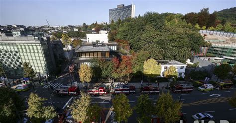 화재 진압하기 위해 대기하는 소방차