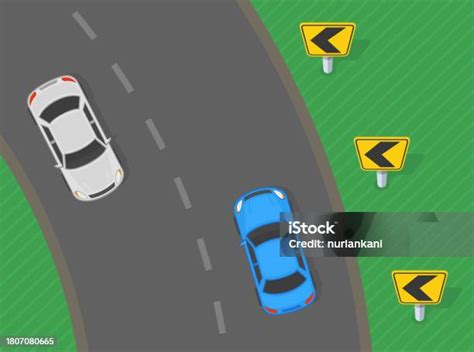 안전 운전 요령 및 교통 법규 화살표 표지판이 있는 급커브 도로의 교통 흐름의 평면도입니다 벡터 일러스트 레이 션 템플릿 거리에 대한 스톡 벡터 아트 및 기타 이미지