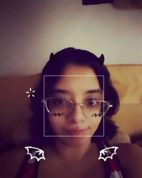 Looking Cute In This Selfie 😈😇 F Over 18 Scrolller