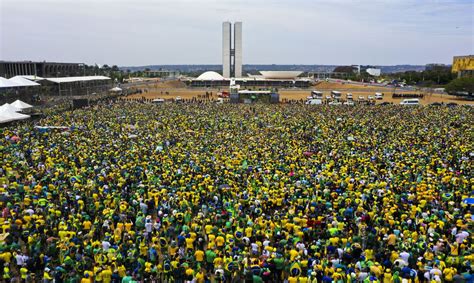 Desfile Em Comemoração Ao Bicentenário Reúne Multidão Em Brasília