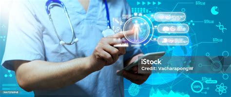 의사는 인체를 스캔하고 데이터 랩 미래 점검 의료 건강에서 진단을위한 컴퓨터 인터페이스를 사용합니다 건강관리와 의술에 대한 스톡 사진 및 기타 이미지 Istock