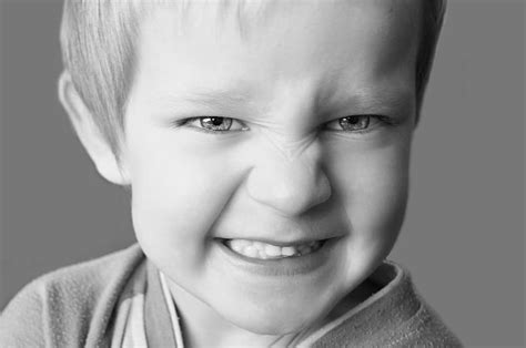 혼수 상태의 어린이 찌푸린 얼굴 이 피트 찡그린 얼굴 얼굴 아이 소년 기분 젊은 Pikist