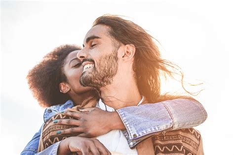 일몰에 야외에서 부드러운 순간을 갖는 다민족 커플 젊은 연인들이 함께 재미 사랑 관계 및 뮤티 민족 개념 사람의 눈에 초점 가족에 대한 스톡 사진 및 기타 이미지 Istock