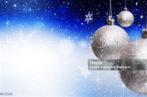 눈송이 반짝눈 푸른 배경에 매달려 있는 세 개의 유리 실버 크리스마스 장식 메리 크리스마스와 새해 맞이 인사말 카드 공간을 복사합니다 0명에 대한 스톡 사진 및 기타 이미지