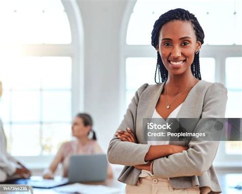 흑인 여성 기업가 및 지도자는 비즈니스 프로젝트 및 교차 무기로 행복하거나 자랑 스럽거나 자신감이 있습니다 인물 사진 아프리카계 미국인 여성 또는 성공적인 작업 공간에서