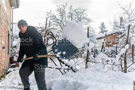 그의 집 밖에 서 눈 채워진된 뒤뜰 청소 삽으로 사람을 성숙 50 59세에 대한 스톡 사진 및 기타 이미지 50 59세 거리 겨울 Istock