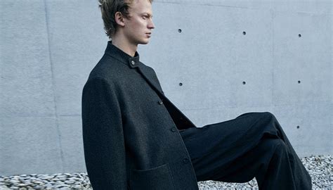 로로피아나 균형과 조화가 돋보이는 2024 S S 캠페인 공개 마리끌레르 코리아 Marieclairekorea