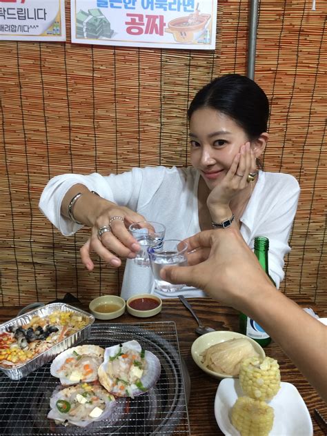 한겨레 언제 봐도 반가운 납작복숭아 시차적응 실패로 매일 아침 5시에 보는 일출 아침에 밖으로 나가지않을 수 없는 햇살 애지중지 나의 반짝이들 어디든 가득한 꽃