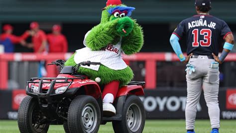 Watch Phillie Phanatic Brilliantly Parodies Viral Coldplay Kiss Cam