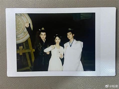 杨紫晒《长相思》杀青plog 与张晚意邓为檀健次等开心合影 新浪图片