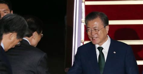 이해찬 대표와 인사나누는 문재인 대통령