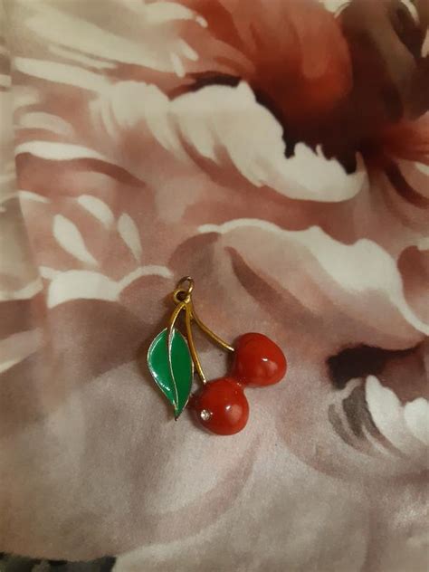 Підвіска кулон вишні емаль 90х — ціна 125 грн у каталозі Кулони Купити аксесуари за доступною