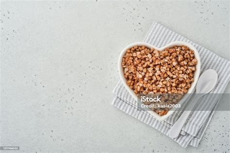 회색 돌 배경에 삶은 메밀 죽의 하트 모양의 그릇 수제 음식 건강한 식단을 위한 글루텐 프리 고대 곡물 맨 위 보기입니다 공간을 복사합니다 0명에 대한 스톡 사진 및 기타
