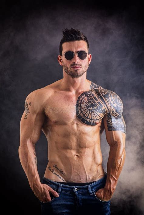 Привлекательный без рубашки Muscleman на темной предпосылке Стоковое Фото изображение