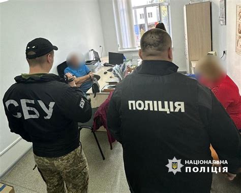 На Черкащині на хабарі поліцейські затримали групу медичних працівників які допомагали з