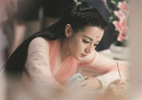 《枕上書》迪麗熱巴滿臉甜蜜，眉間一朵鳳尾花清純又嫵媚 每日頭條
