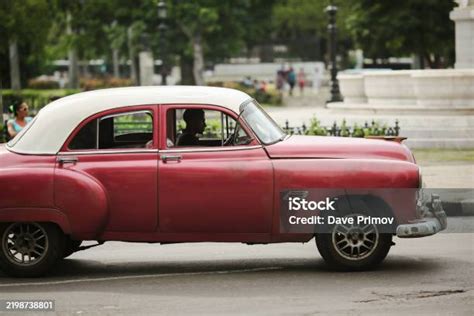화창한 날에 쿠바 하바나의 거리를 운전하는 클래식 빨간 자동차 현지 풍경과 함께 거리에 대한 스톡 사진 및 기타 이미지 거리 건축 경관 Istock