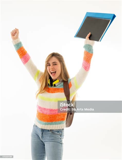 배낭과 폴더 미소와 행복하고 축하 제스처를 만드는 아름다운 밀레니엄 십대 소녀 흰색 배경에 고립 된 쾌활한 매력적인 학생 여성 교육과 성공 20 29세에 대한 스톡 사진 및