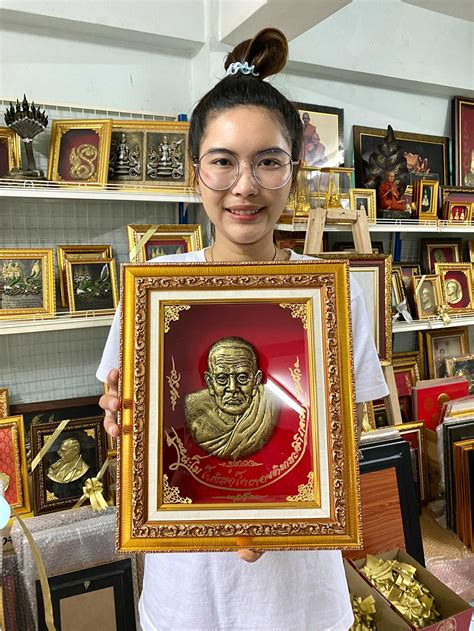 งานนูนต่ำ หลวงปู่ทวด ขนาด 10x12 นิ้ว ประดับบน กำมะหยี่แดง พร้อมกรอบสีทองฝ้ายขาว Line Shopping