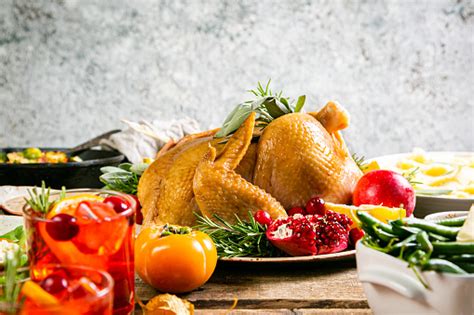 전통적인 추수 감사절 음식의 선택 소박한 배경에 칠면조 으깬 파타토 녹색 콩 사과 파이 가금류에 대한 스톡 사진 및 기타 이미지 Istock