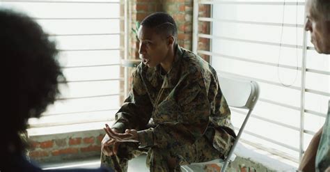 실내 Id 감정 이입 개인적 성장 공유하는 군대 군복 군사 공동체 군사 지원 군사 치료 군인들이 이야기하다 나타내는 낮 다양성 다이나믹 샷