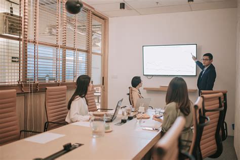 Tv 스크린 프리젠 테이션과 회의실에서 발표 아시아 중국 사업가 교육 강좌에 대한 스톡 사진 및 기타 이미지 교육 강좌 공연 기업 비즈니스 Istock