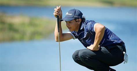 신중하게 퍼팅 라인 읽는 찰리 우즈 포토