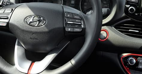 [포토] 감각적인 디테일이 돋보이는 현대 I30의 스티어링 휠