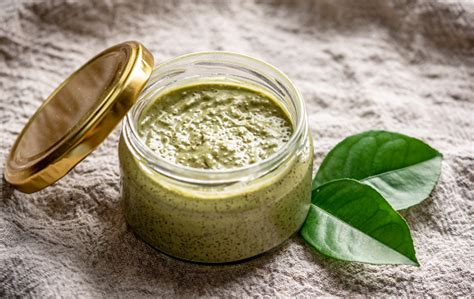 천과 나뭇잎의 배경에 유리 항아리에 설탕과 함께 자연 녹색 스크럽 유기농 화장품과 스킨 케어의 개념 Diy에 대한 스톡 사진 및 기타 이미지 Istock