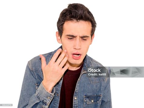 그의 이빨에 끔찍한 고통을 데 젊은 남자의 초상화 스튜디오에서 흰색 배경에 고립 개념에 대한 스톡 사진 및 기타 이미지 개념