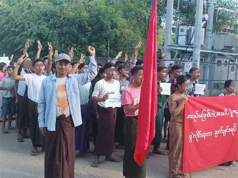 အလုပ်မဖြစ်တဲ့ အာဆီယံ မူ၅ချက် စွဲကိုင်နေတာ ချက်ချင်းရပ် စာတန်း ကိုင်ဆောင်ကာ ပုလဲ ဒေသခံများ ခ