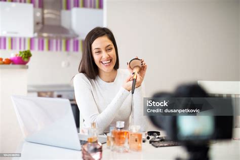 젊은 귀여운 블로거 여자 화장품의 그녀의 프레 젠 테이 션을 촬영 카메라 앞에서 밝은 방에 앉아 가정 생활에 대한 스톡 사진 및 기타 이미지 Istock