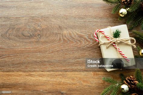 선물 상자와 아름다운 크리스마스 배경 나무 배경 위에 소나무 가지와 소나무 콘으로 장식 복사 공간이 있는 상단 뷰 플리 레이 2022년에 대한 스톡 사진 및 기타 이미지