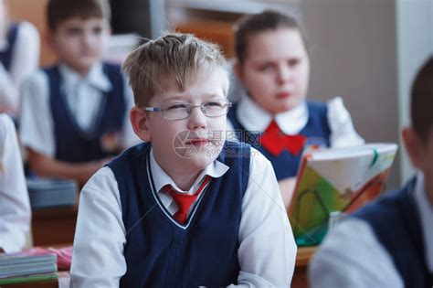 小学生在小学上课戴眼镜的男孩看着老师俄罗斯的教育高清图片下载 正版图片503366581 摄图网