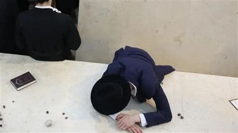 מצמרר החתן התפרק על קבר אימו אמא תחזרי אמס