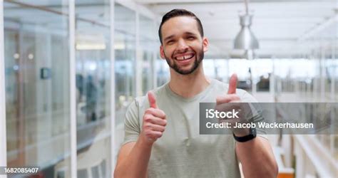 성공 엄지 손가락과 사업가의 얼굴 리더십 및 사고 방식 동기 부여와 함께 사무실에서 감사 미소 인물 사진 직원 및 직원 목표 관리 또는 성취 수상자 행복 및 지원 30 34