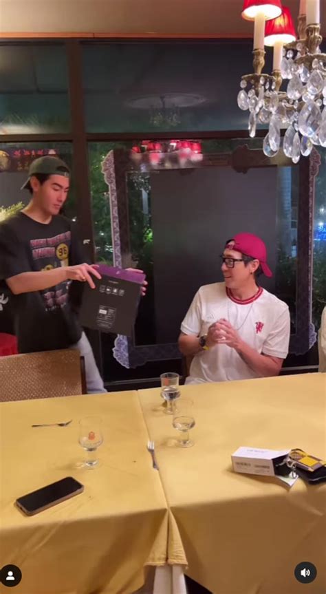 เจ เจตริน ปิ่น เก็จมณี รวมตัวฉลองคริสต์มาส แลกของขวัญสุดพิเศษในครอบครัว