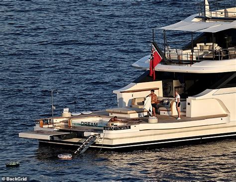 Kate Hudson 46 Shows Off Her Incredible Figure In Tiny Bikini As She