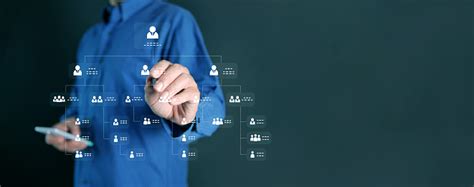 계층 구조 개념 스타일러스를 든 사업가가 가상 인터페이스 화면으로 조직도를 두드리고 있습니다 직원 및 직원의 회사 또는 비즈니스