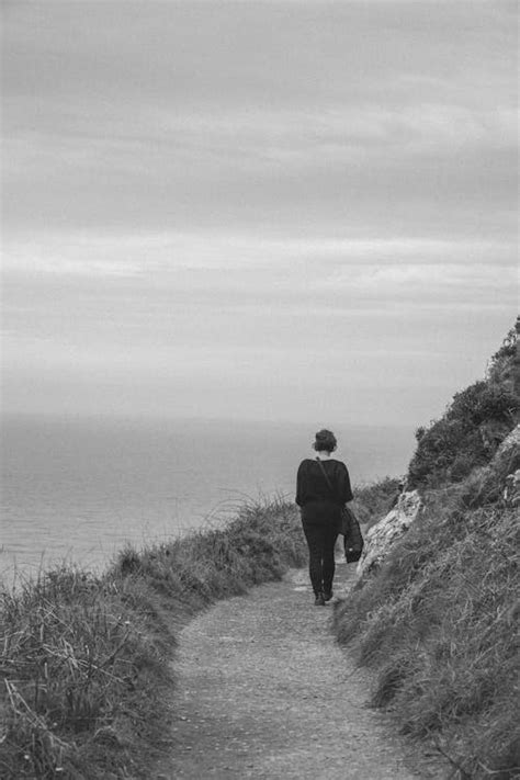 걷고 있는 경치 고독 고독한 고요한 길 도보 여행자 뒷모습 명상 적 모험 바다 바다 경치 바람 부는 반사된 블랙 앤 화이트 산과 같은 산길