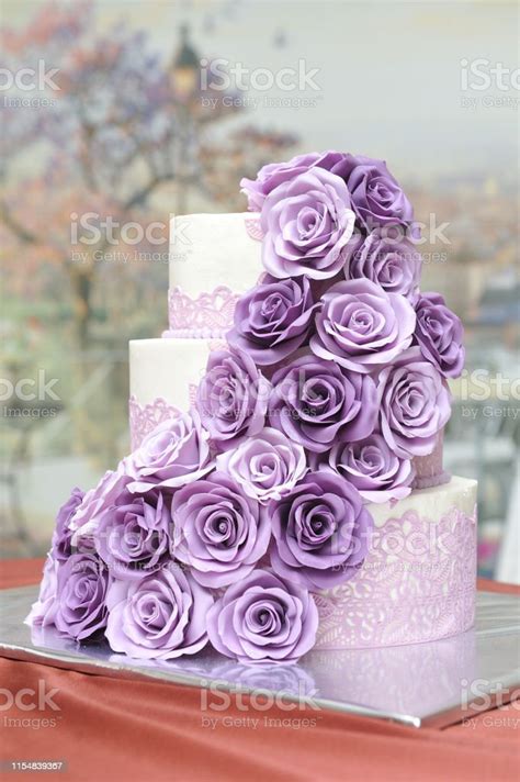 아름 다운 3 계층의 웨딩 케이크로 장식 된 매 스틱 및 장미 라일락 색상의 매 스틱 꽃 성형 클로즈업 0명에 대한 스톡 사진 및 기타 이미지 Istock