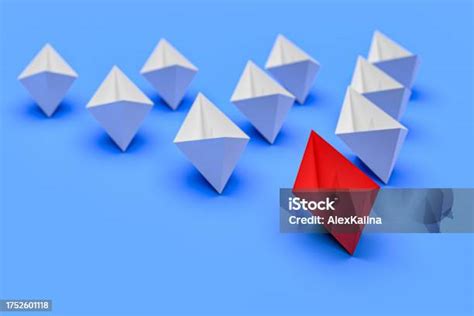 빨간 종이 보트는 리더십과 팀워크를 상징하는 흰색 함대를 이끕니다 사업의 발전 단합 및 성공의 삽화 3차원 형태에 대한 스톡 사진 및 기타 이미지 Istock