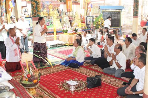 ពិធី បុណ្យ កាន់ បិណ្ឌ ឆ្នាំ នេះ នៅ តាមវ ត្តអា រាម នានា ក្នុង ខេត្ត កំពង់ ឆ្នាំង កត់ សម្គាល់ ឃើញ