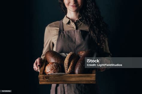 나무 상자를 들고 웃는 여자의 자른된 샷 Loafs 블랙에 고립 된 손에 빵 가정 생활에 대한 스톡 사진 및 기타 이미지 가정 생활 건강한 식생활 검정색 배경