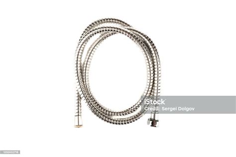 맨 위 보기입니다 흰색 배경에 커넥터가있는 트위스트 유연한 스테인레스 스틸 워터 호스 0명에 대한 스톡 사진 및 기타 이미지
