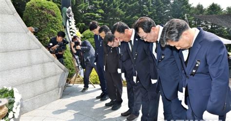 뉴시스 앵글 지방선거·국회의원재선거 후보들 어색한 만남